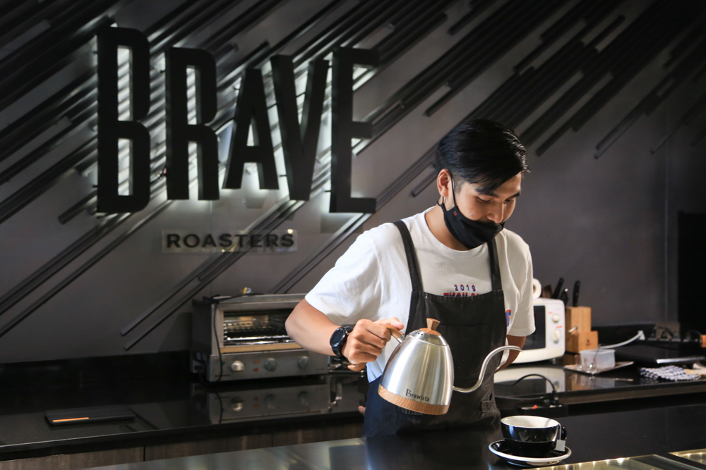 "BRAVE ROASTERS" นั่งชิมกาแฟ ชมวิวดี พักใจจากเมืองหลวงที่วุ่นวาย @ SIAM DISCOV